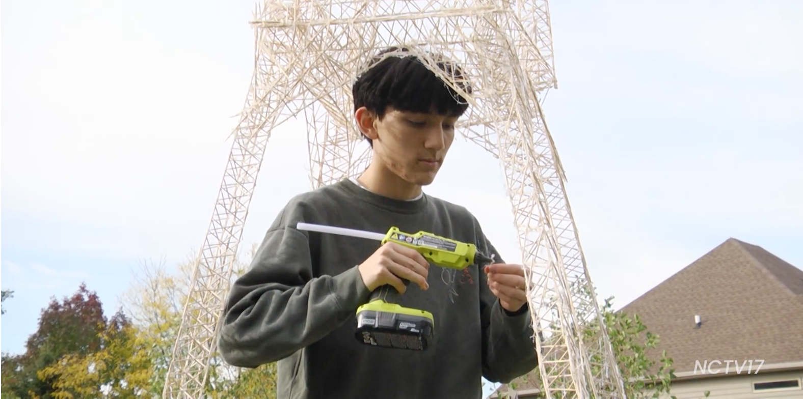 Зубочистки замість сталі: школяр створив Ейфелеву вежу, щоб стати ...